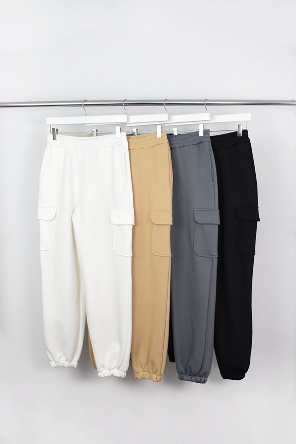 Jogger con bolsillos cargo - CREMA BASICS